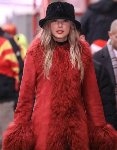 OMG!! Taylor Swift Arrives at Empower Field At Mile High in a Chic Red ...